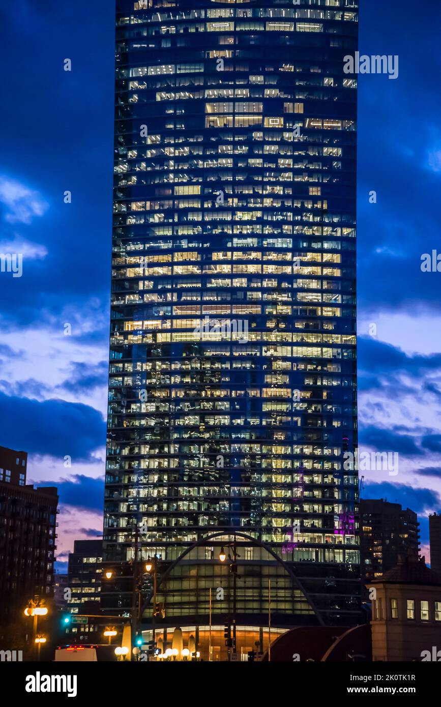 View of a downtown skyscraper on Wacker Drive, Chicago, Illinois, USA ...