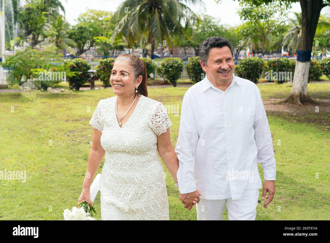 Mature Bride and groom during wedding ceremony Stock Photo - Alamy