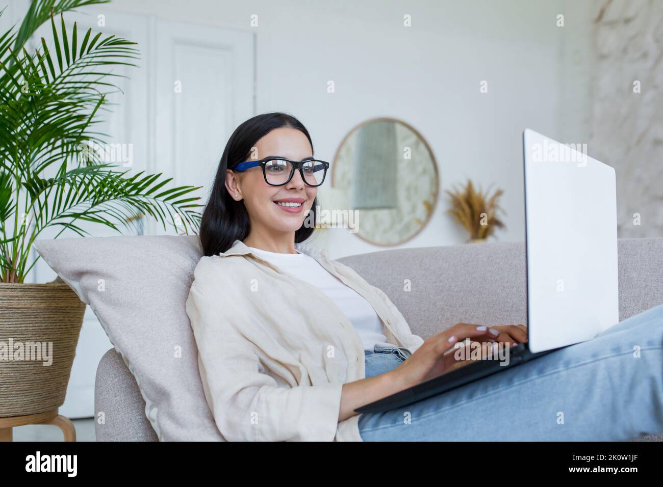 Writer type female hi-res stock photography and images - Alamy