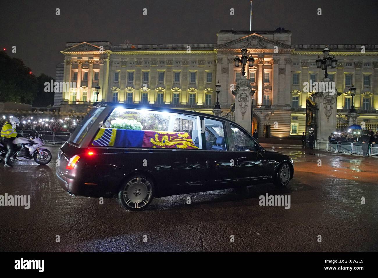 The hearse carrying the coffin of Queen Elizabeth II arrives at ...