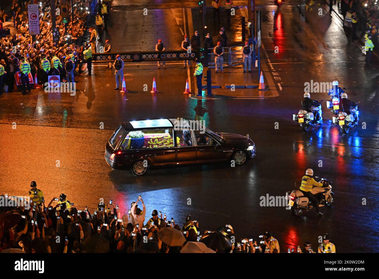 The hearse carrying the coffin of Queen Elizabeth II passes Wellington ...