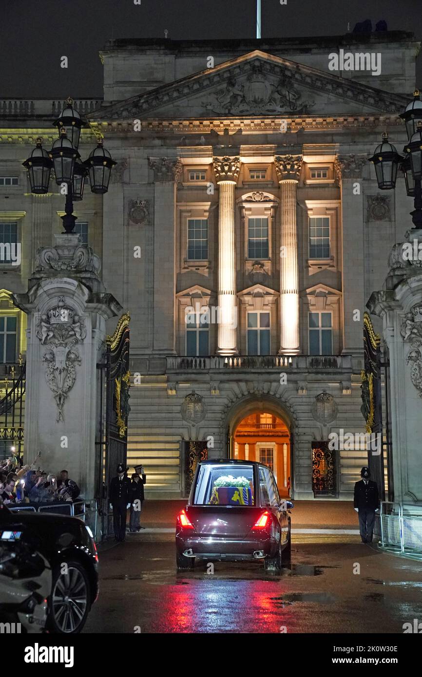 The hearse carrying the coffin of Queen Elizabeth II arrives at ...