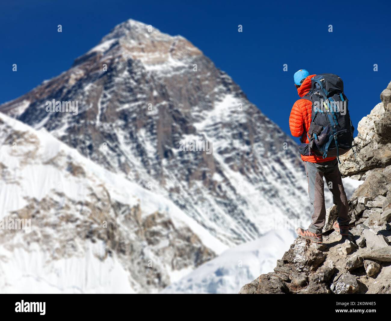 View of Mount Everest 8848m from Kala Patthar with tourist on the way ...