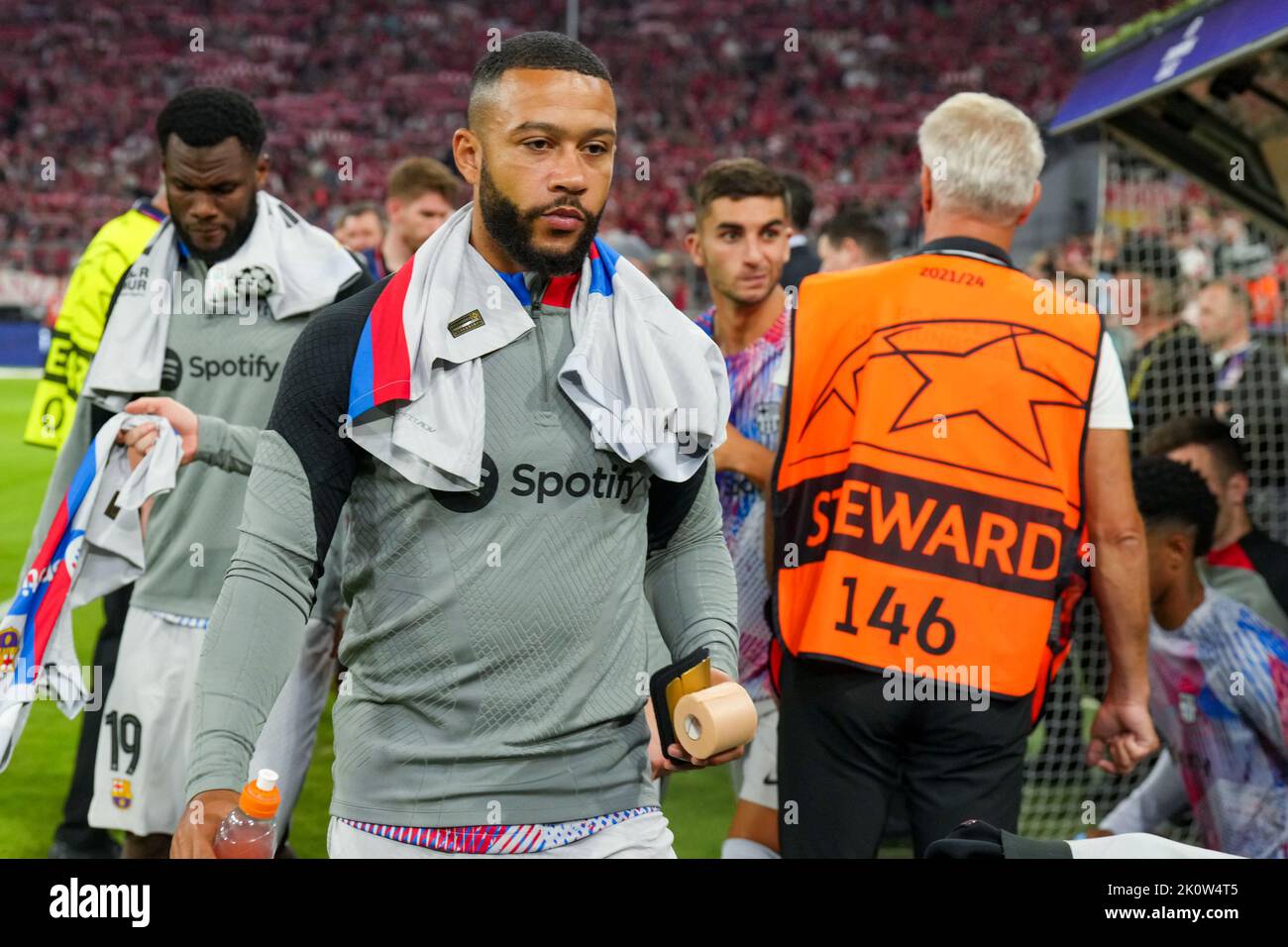 Memphis depay barcelona september 2022 hi-res stock photography and ...