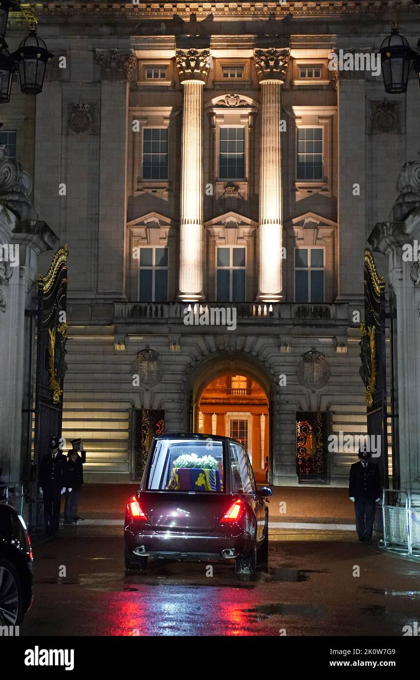The hearse carrying the coffin of Queen Elizabeth II arrives at ...
