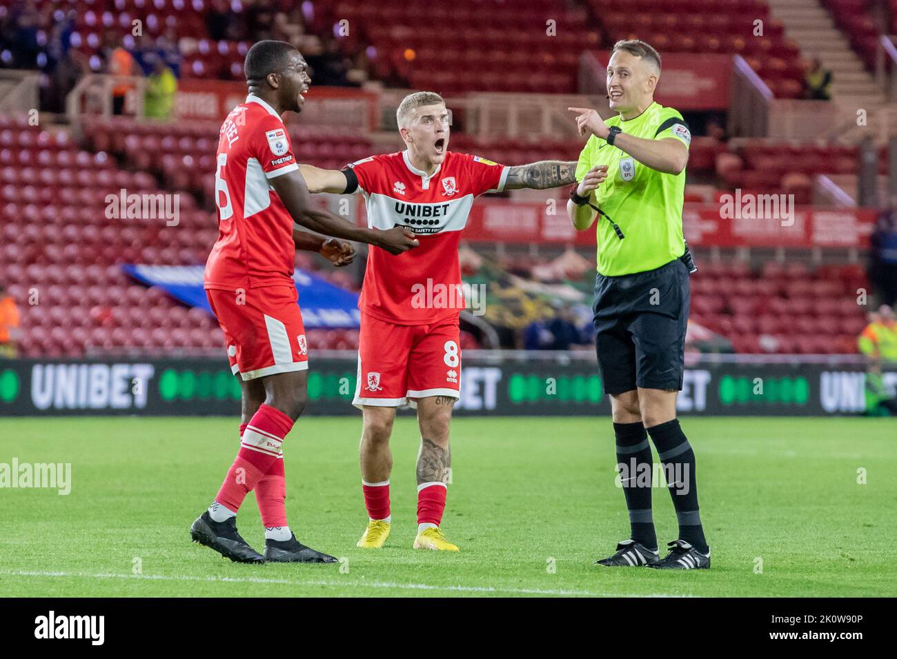 Match referee james bell hi-res stock photography and images - Alamy