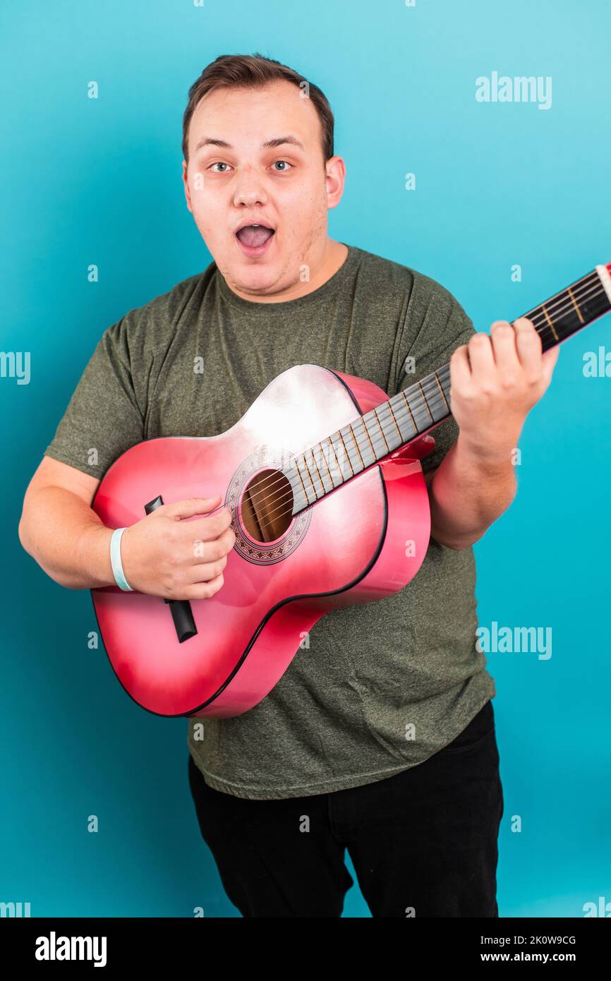 Guitar guy singing hi-res stock photography and images - Alamy