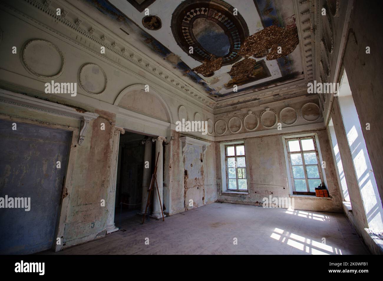 Old majestic abandoned historical mansion Znamenskoye-Rayok, inside ...