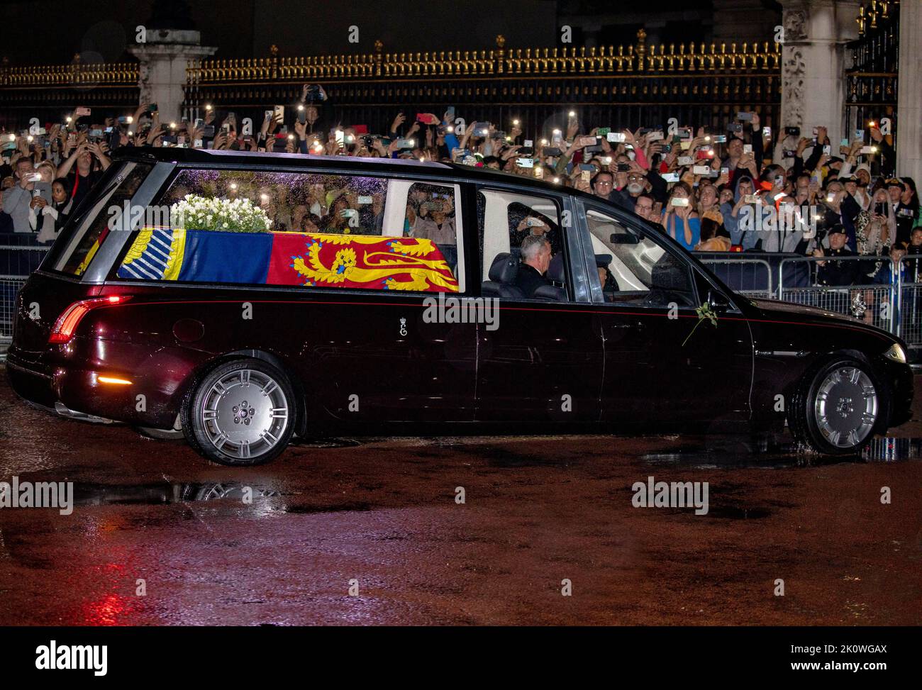 The Coffin of Queen Elizabeth II of the United Kingdom arrives at ...