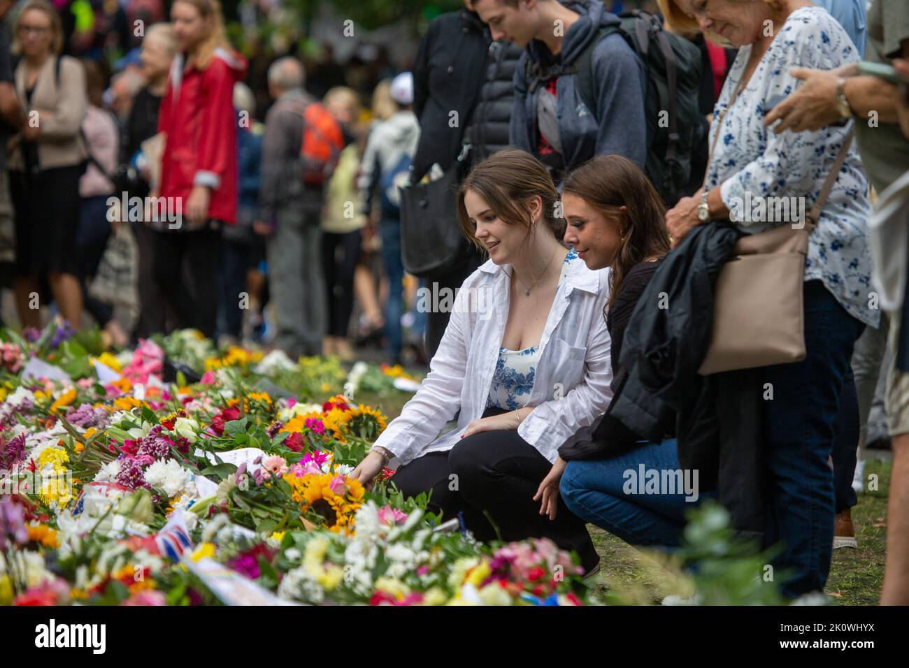 London, England, UK. 13th Sep, 2022. Mourners visiting floral tributes ...