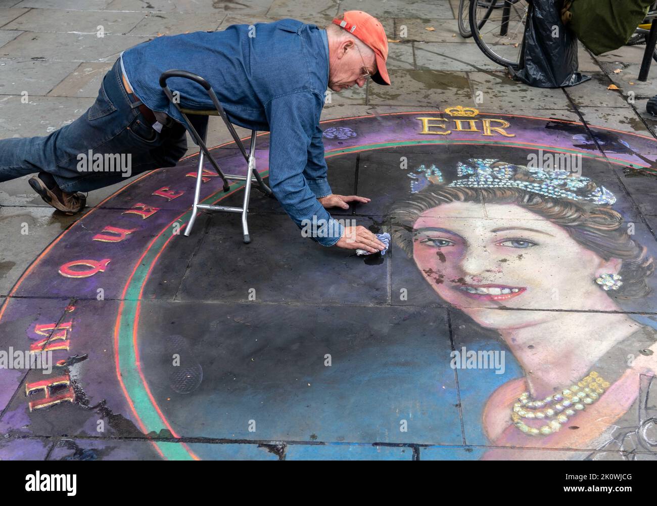 © Jeff Moore Artist Julian Beever creates a chalk drawing of the late ...