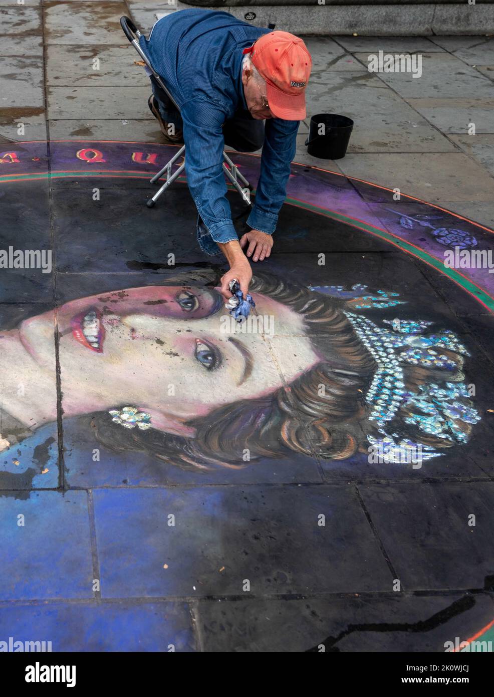 © Jeff Moore Artist Julian Beever creates a chalk drawing of the late ...