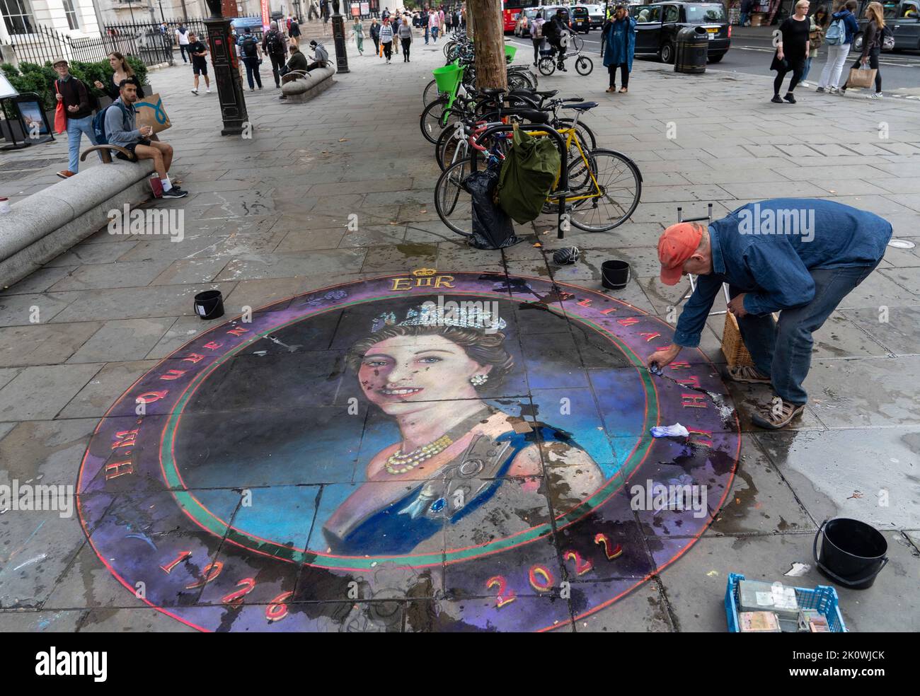 © Jeff Moore Artist Julian Beever creates a chalk drawing of the late ...