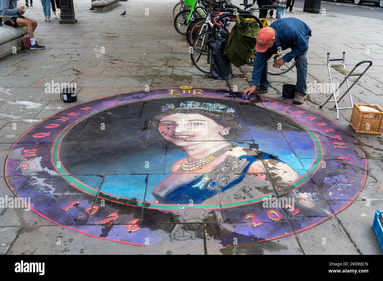 © Jeff Moore Artist Julian Beever creates a chalk drawing of the late ...