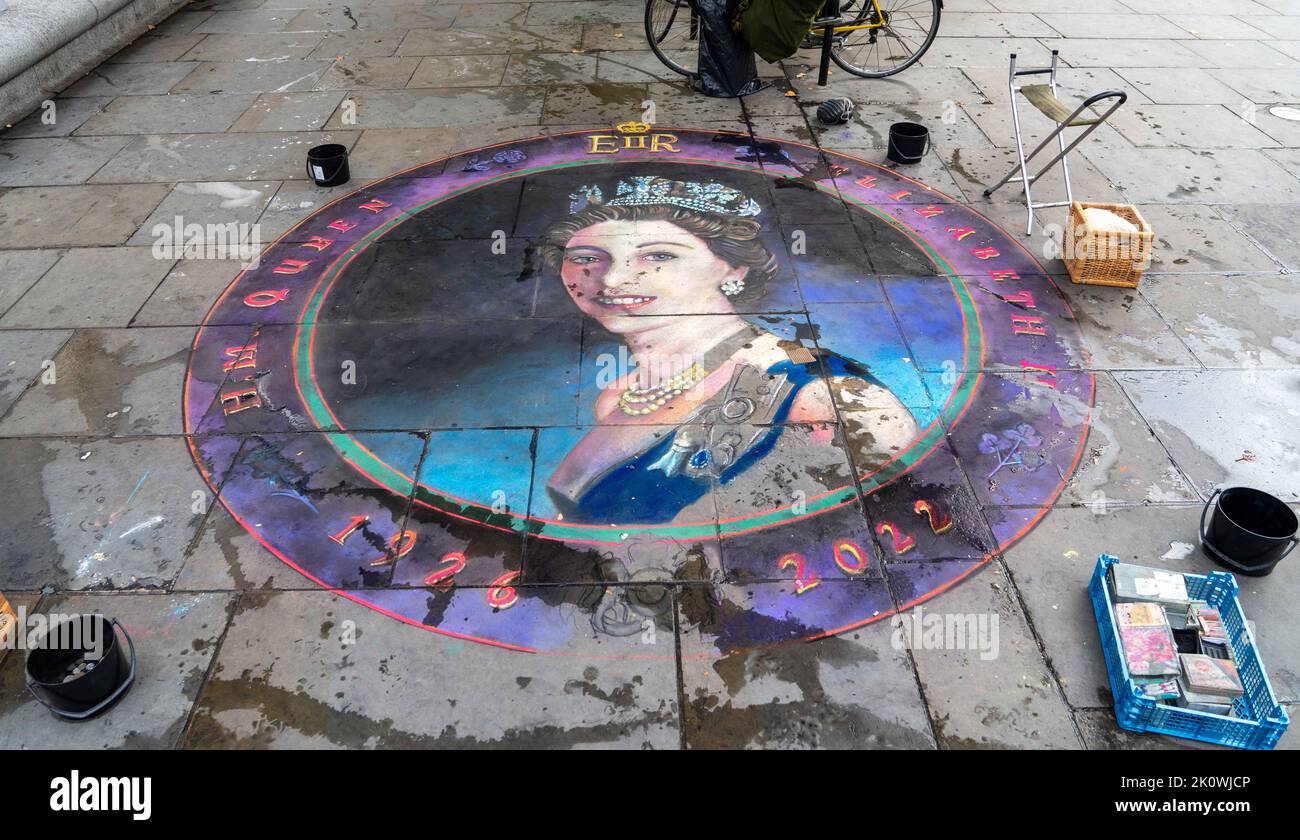 © Jeff Moore Artist Julian Beever creates a chalk drawing of the late ...