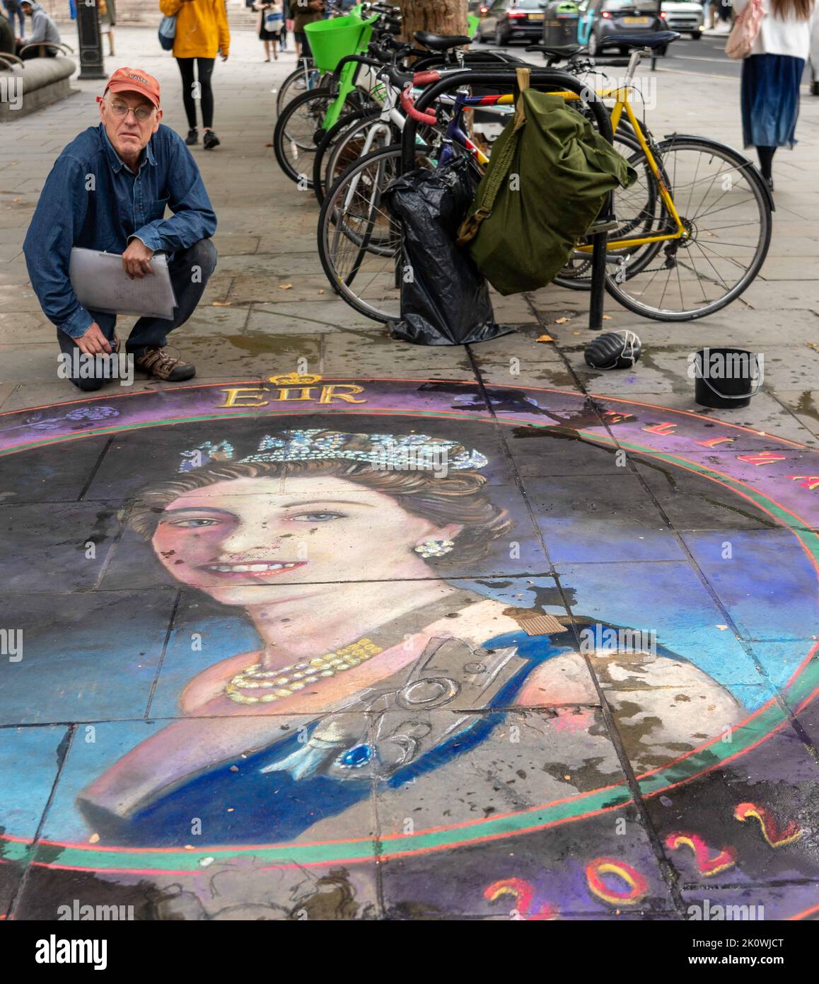 © Jeff Moore Artist Julian Beever creates a chalk drawing of the late ...