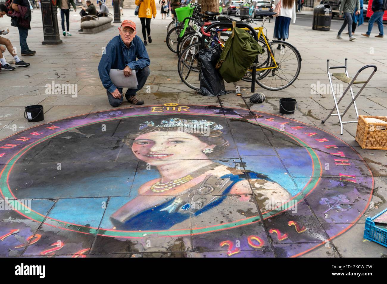 © Jeff Moore Artist Julian Beever creates a chalk drawing of the late ...