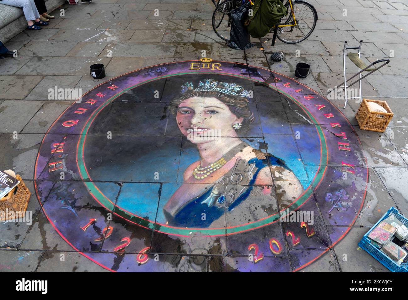 © Jeff Moore Artist Julian Beever creates a chalk drawing of the late ...