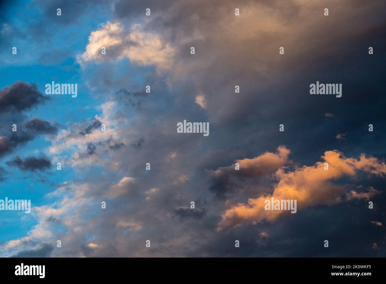 Sky with cloudy sunset - Vue d'un ciel nuageux lors d'un coucher de ...