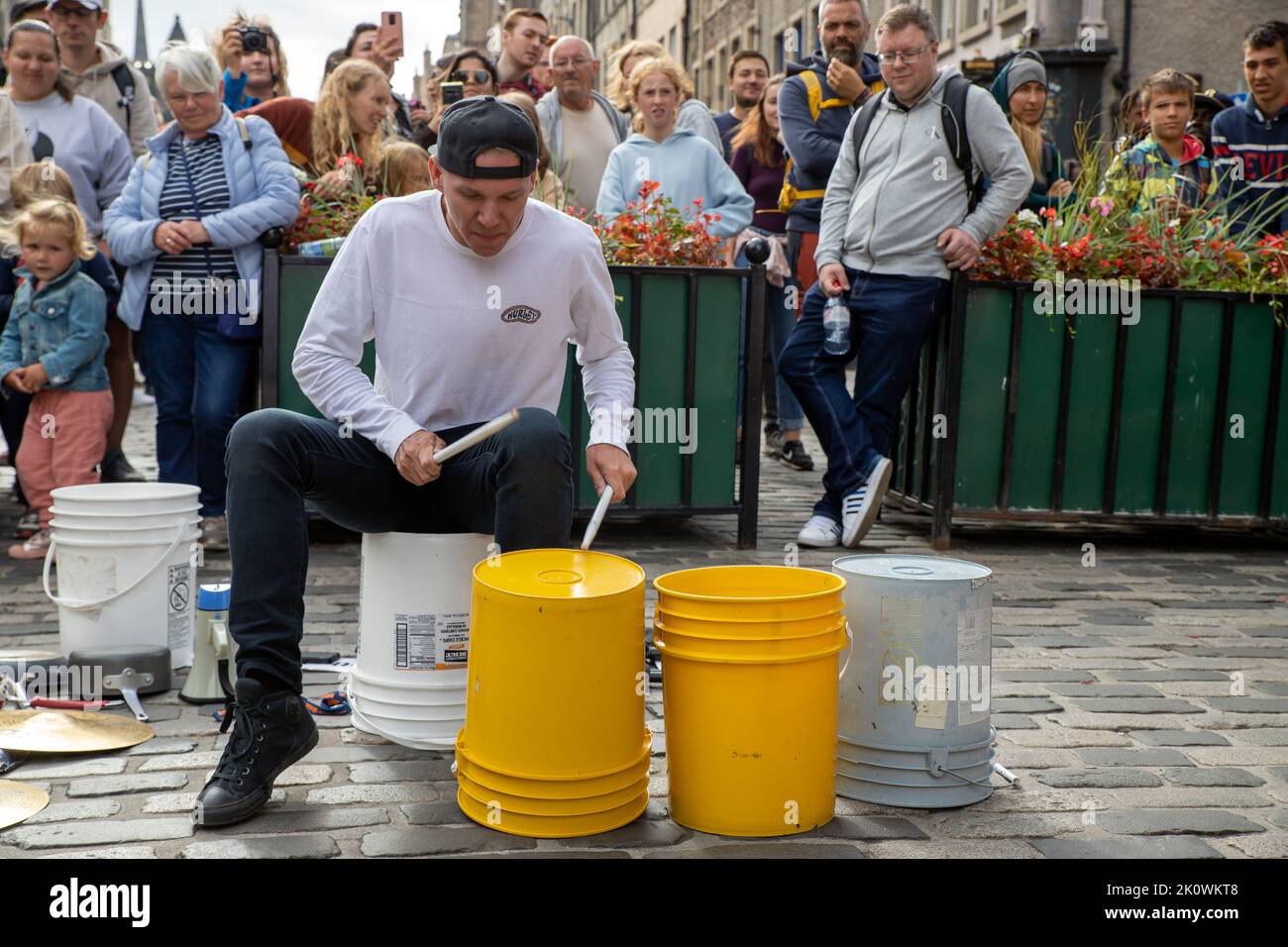 The Bucket Boy Matthew Pretty performs on the Royal Mile. Edinburgh Festival Fringe 2022-5 Aug ...