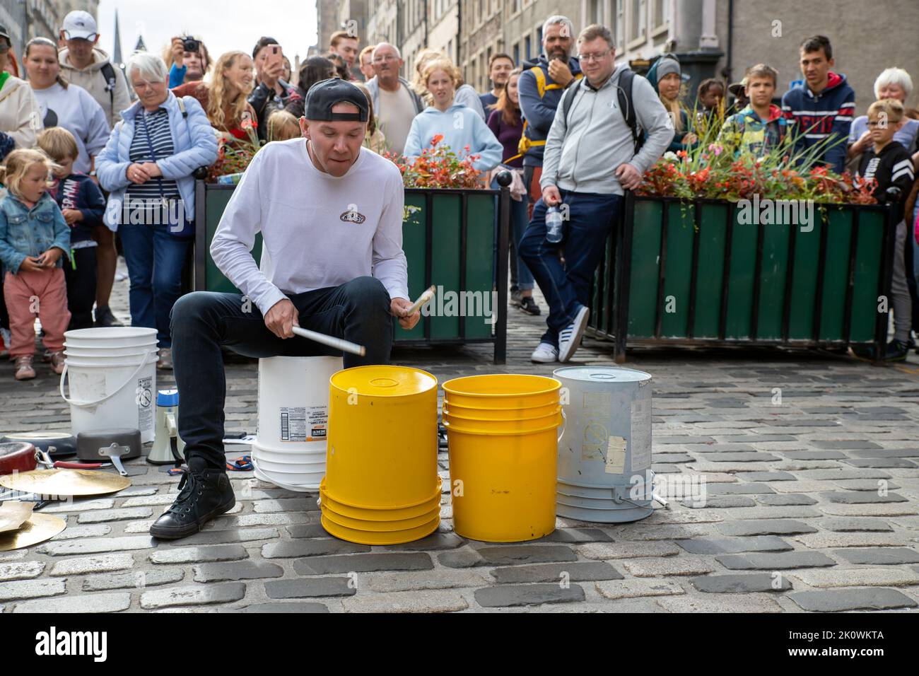 The Bucket Boy Matthew Pretty performs on the Royal Mile. Edinburgh Festival Fringe 2022-5 Aug ...