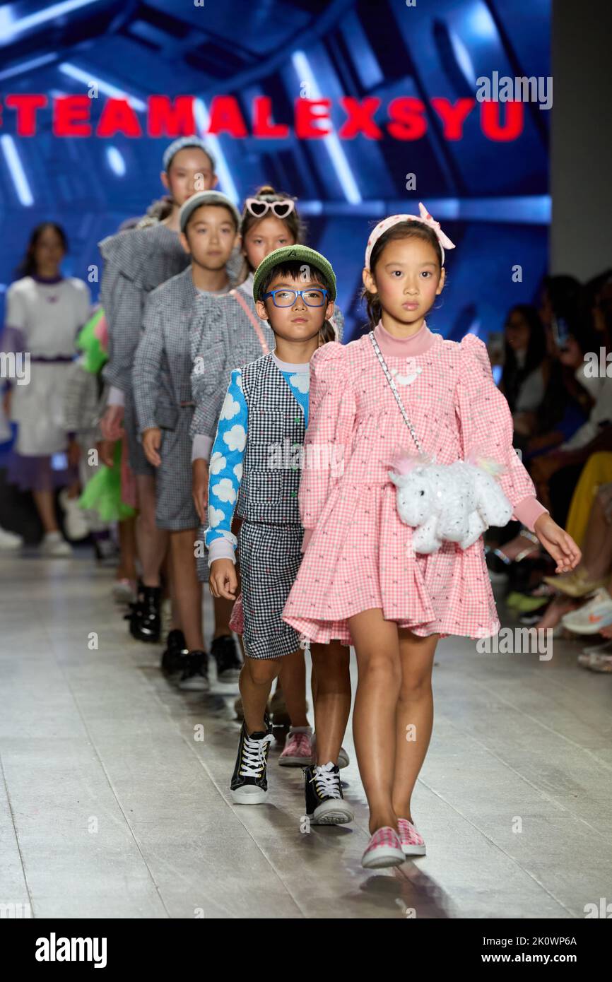 New York, NY, USA. 11th Sep, 2022. Models walk the catwalk for Alex S ...
