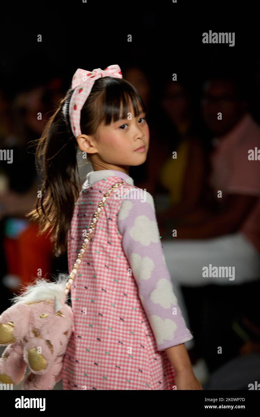 New York, NY, USA. 11th Sep, 2022. A model walks the catwalk for Alex S ...