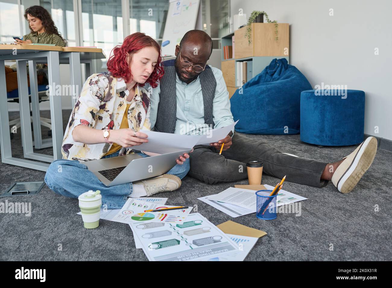 Explaining document hi-res stock photography and images - Alamy