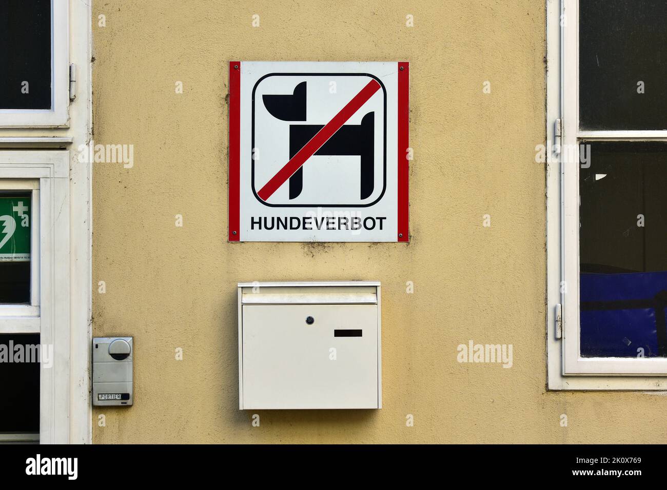 Dog ban sign on the university campus in Vienna Stock Photo - Alamy