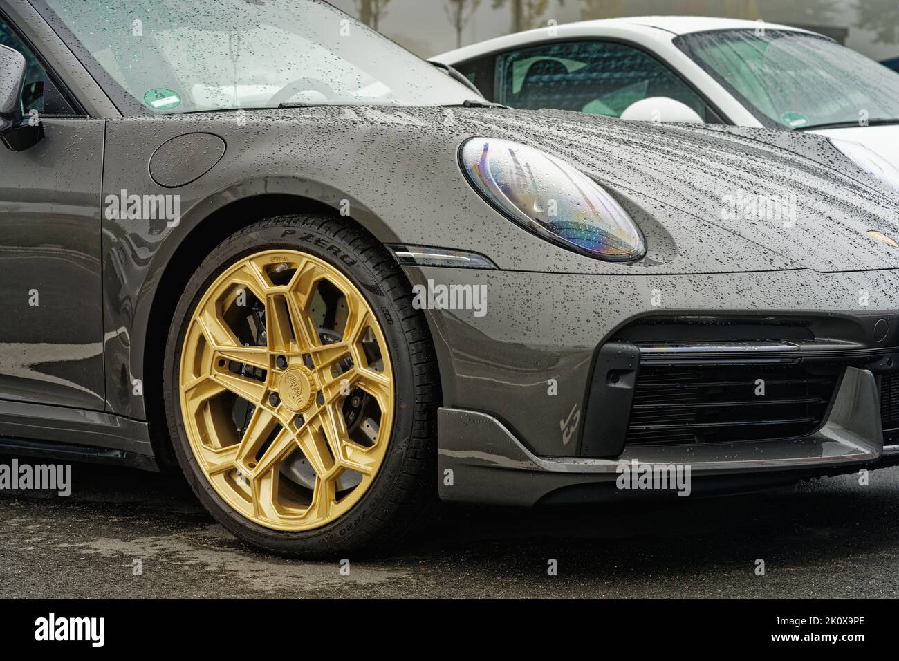 Gold porsche 911 hi-res stock photography and images - Alamy