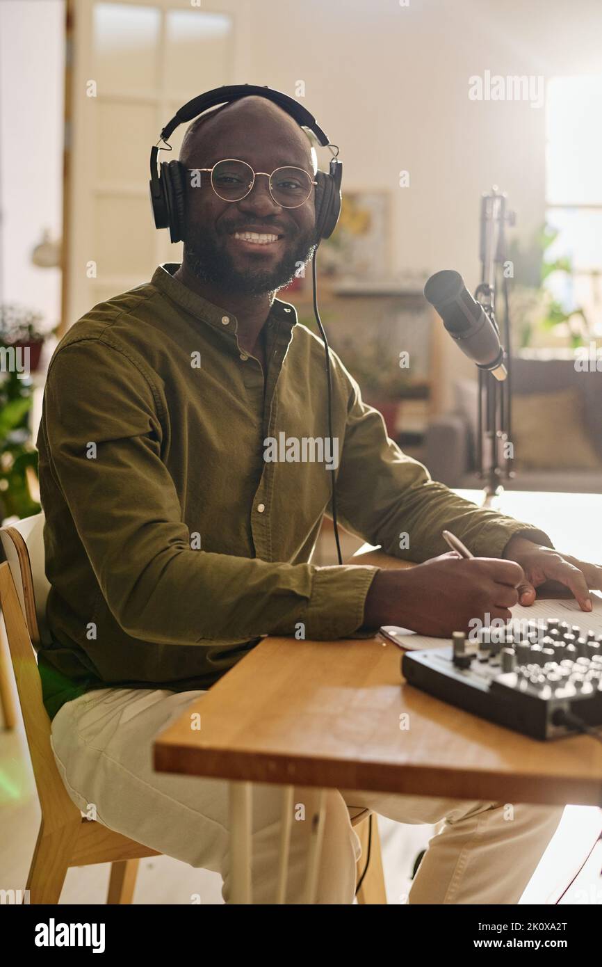 Male host hi-res stock photography and images - Alamy