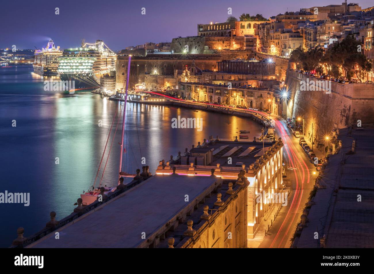 Valletta Grand Harbour at night Stock Photo - Alamy