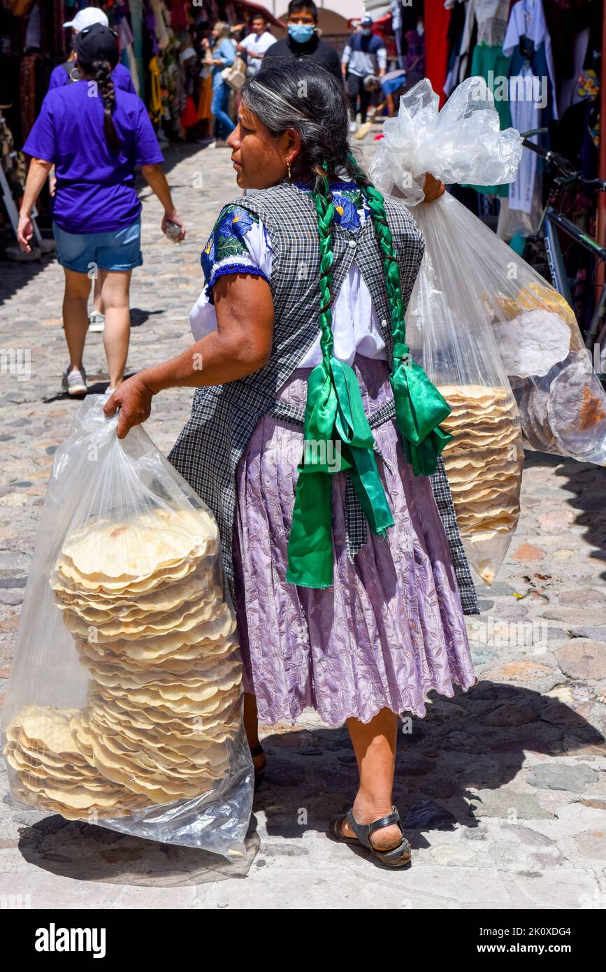 Selling tlayudas hi-res stock photography and images - Alamy