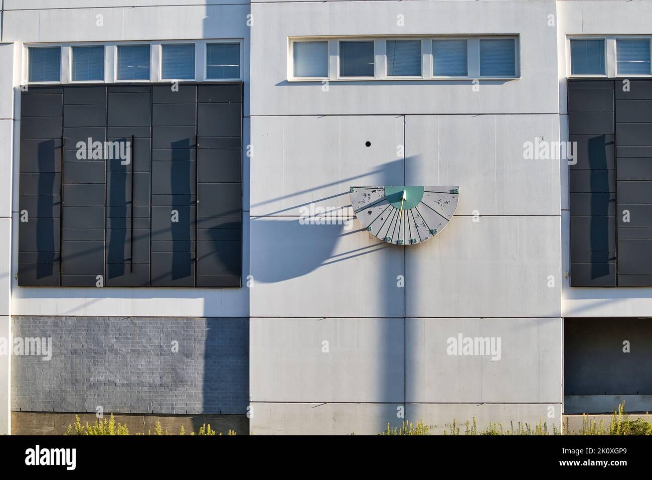 Sundial on modern building hi-res stock photography and images - Alamy