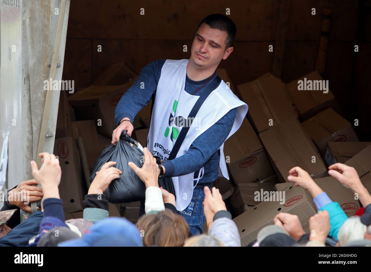 Non Exclusive: BALAKLIIA, UKRAINE - SEPTEMBER 13, 2022 - A volunteer ...