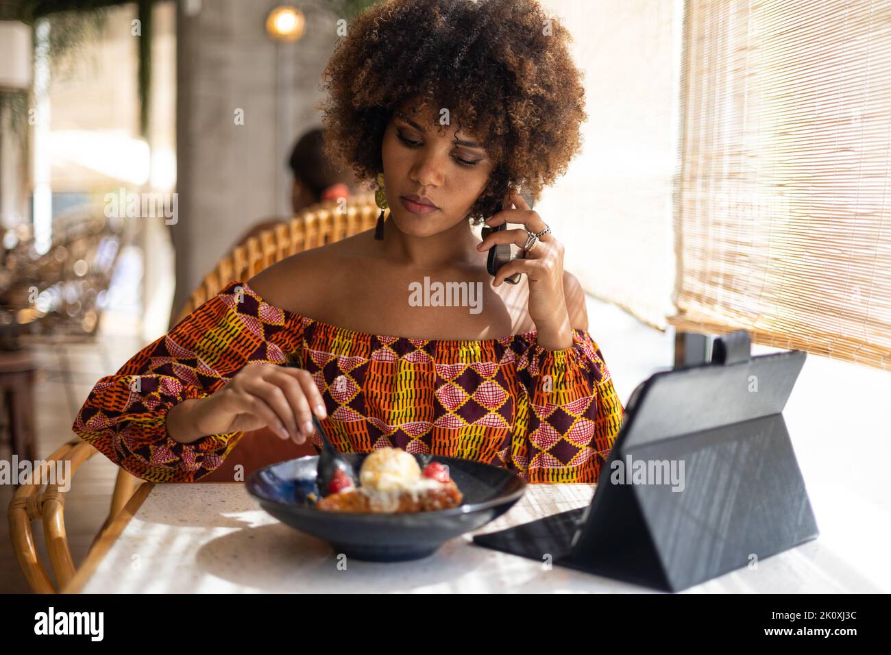 African woman eating hi-res stock photography and images - Alamy