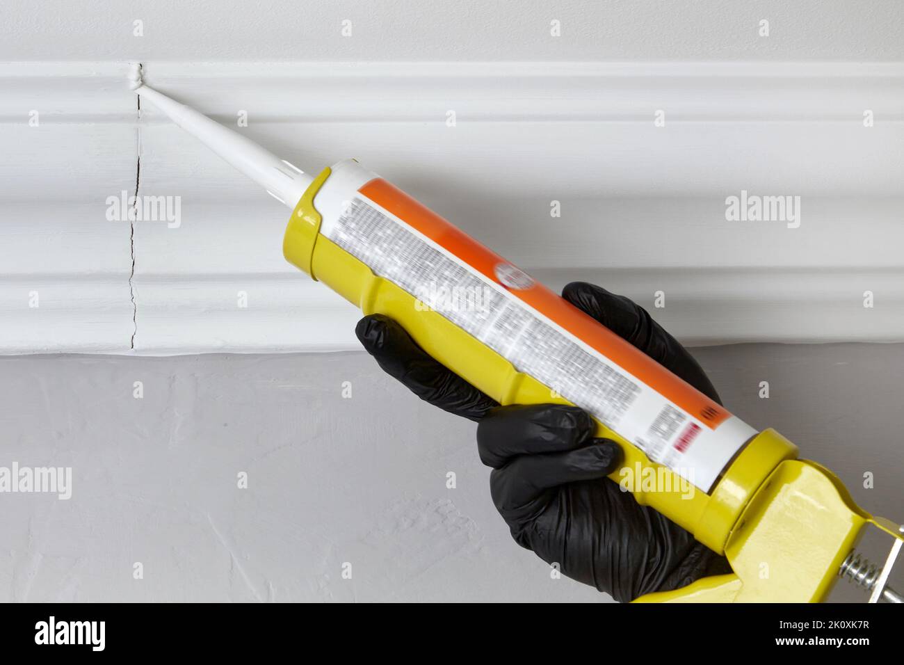 Sealing gaps in the joints of ceiling plinths. Apartment renovation and ...