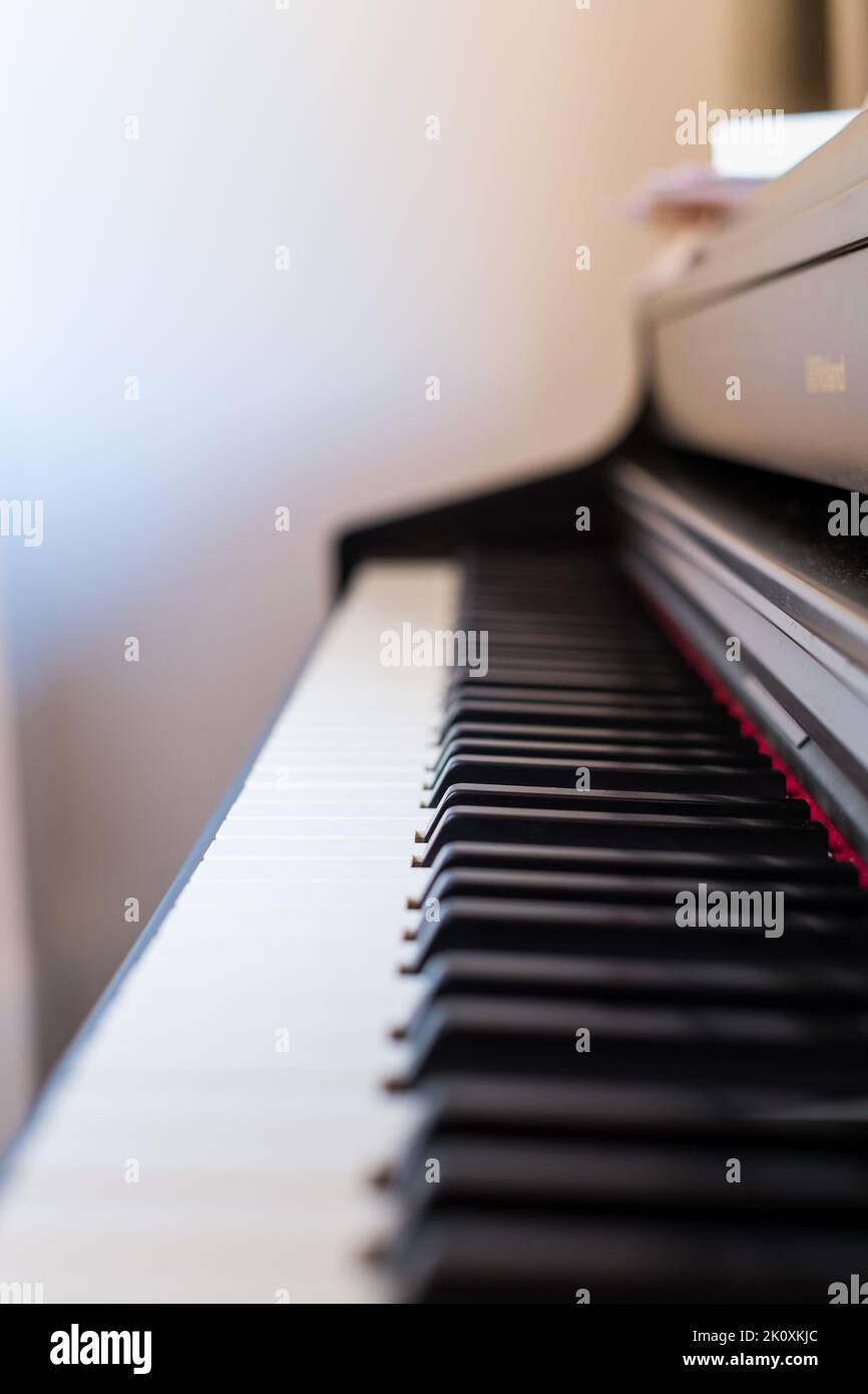 Grand piano side view hi-res stock photography and images - Alamy