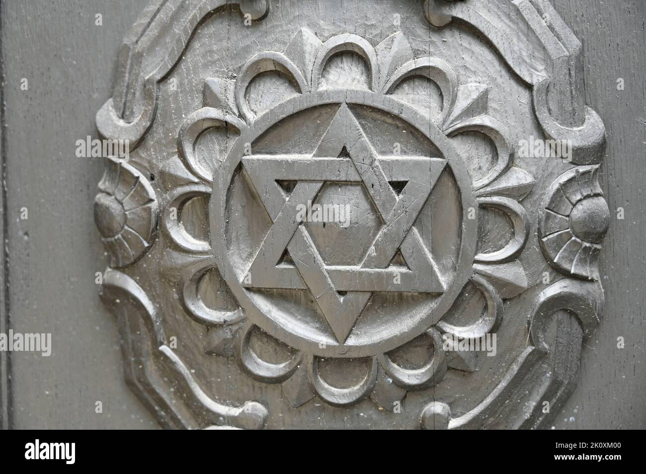 Nach mehr als acht Jahrzehnten ziert wieder ein Davidstern die Görlitzer Synagoge. Das 5,20 ...