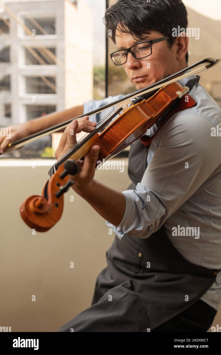 Violinist tuning hi-res stock photography and images - Alamy