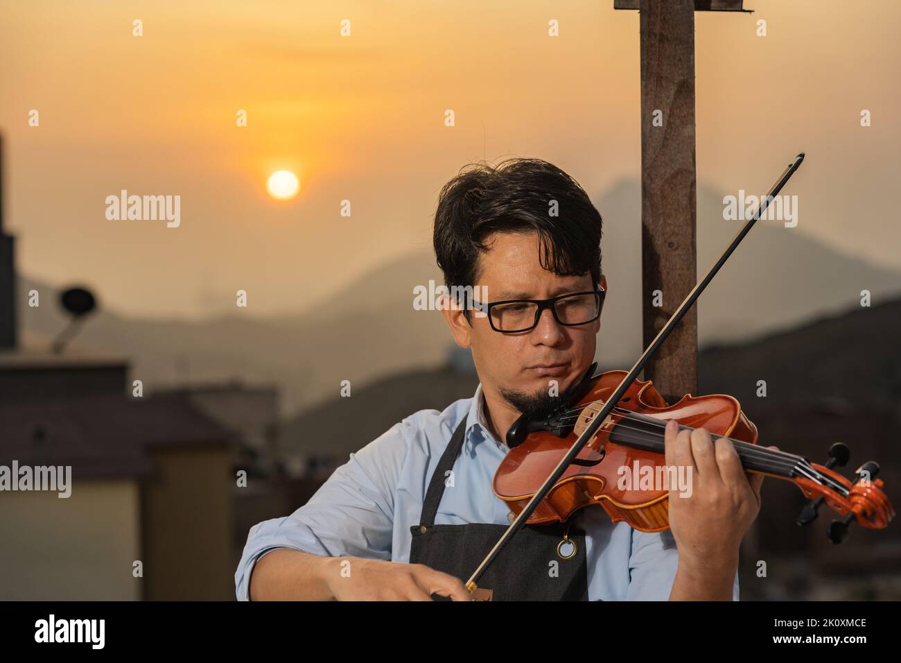 Man playing violin window hi-res stock photography and images - Alamy