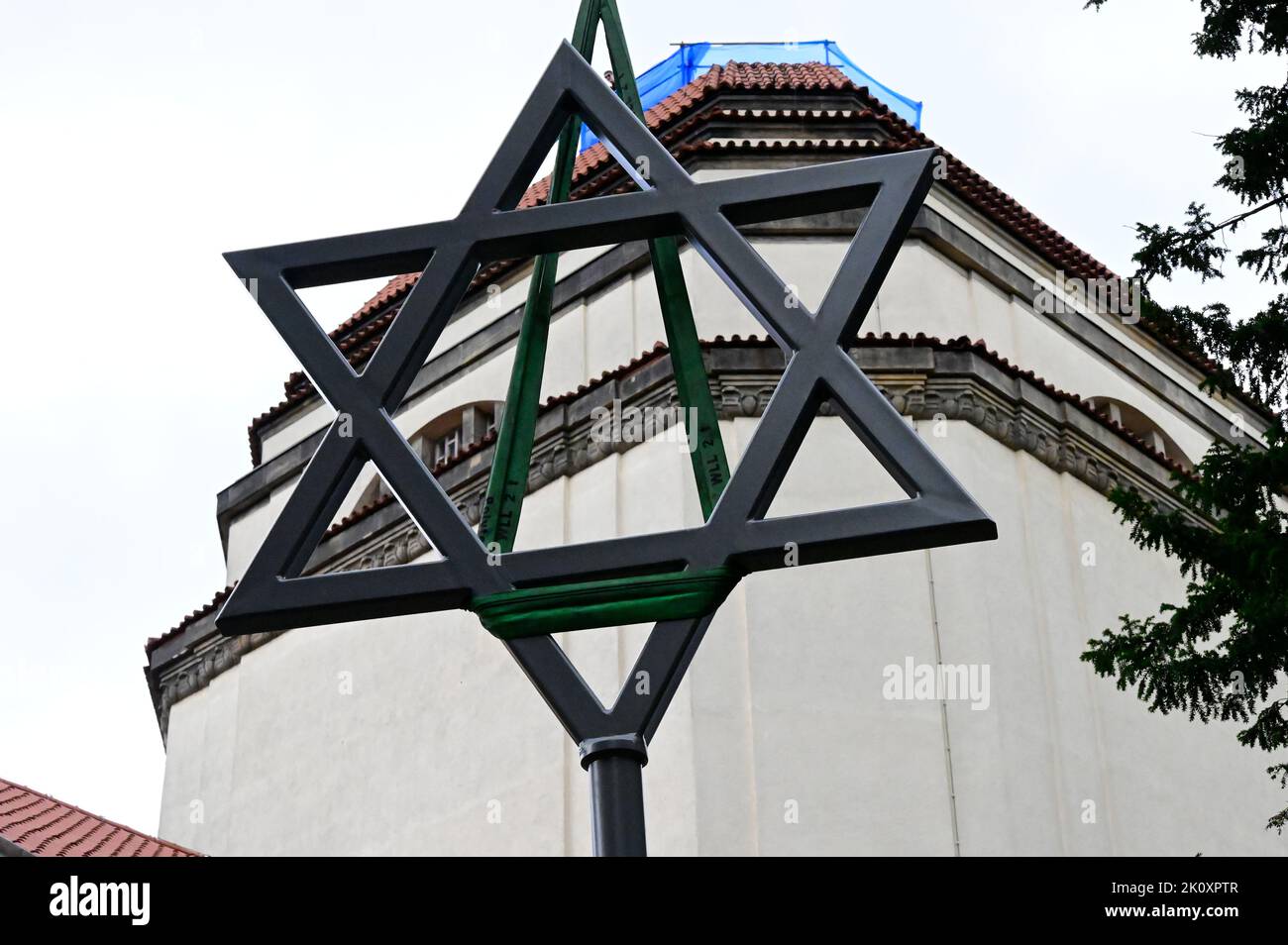 Nach mehr als acht Jahrzehnten ziert wieder ein Davidstern die Görlitzer Synagoge. Das 5,20 ...