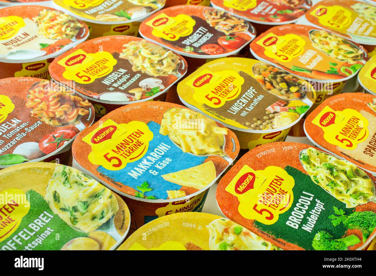 Verschiedene Sorten Maggi 5 Minuten Terrine Stock Photo - Alamy