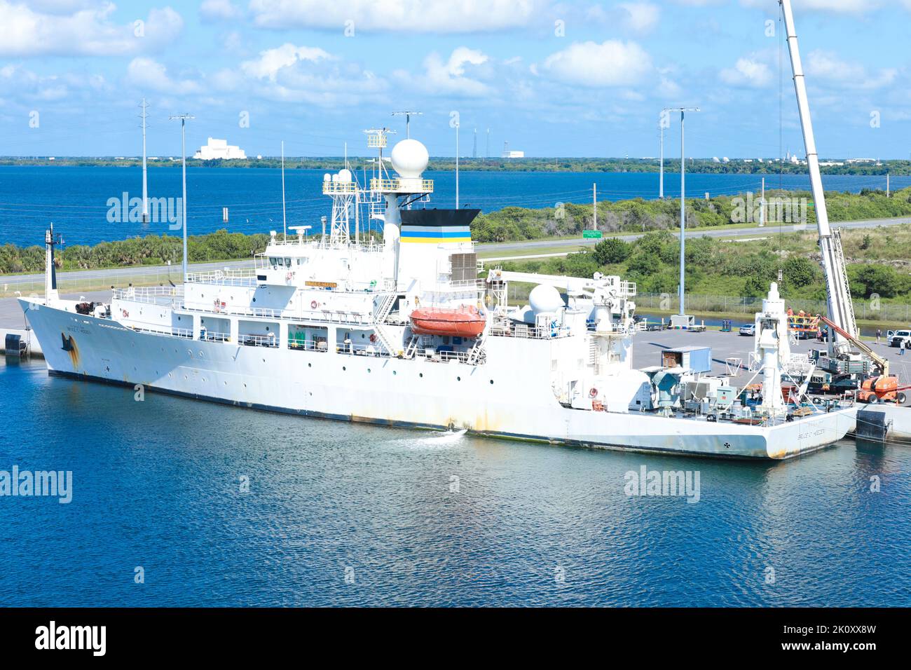 US Naval Ship Henson USNS Bruce C. Heezen a 'Pathfinder Class ...