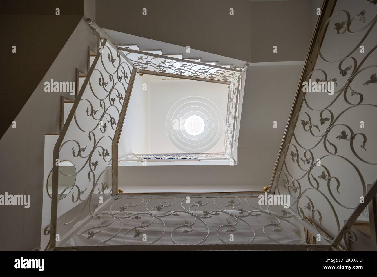 Vintage stairway hi-res stock photography and images - Alamy