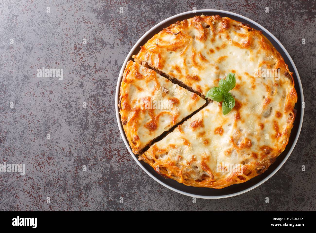 Cheesy Baked Spaghetti Pie with Ground beef, spicy and tomato sauce ...