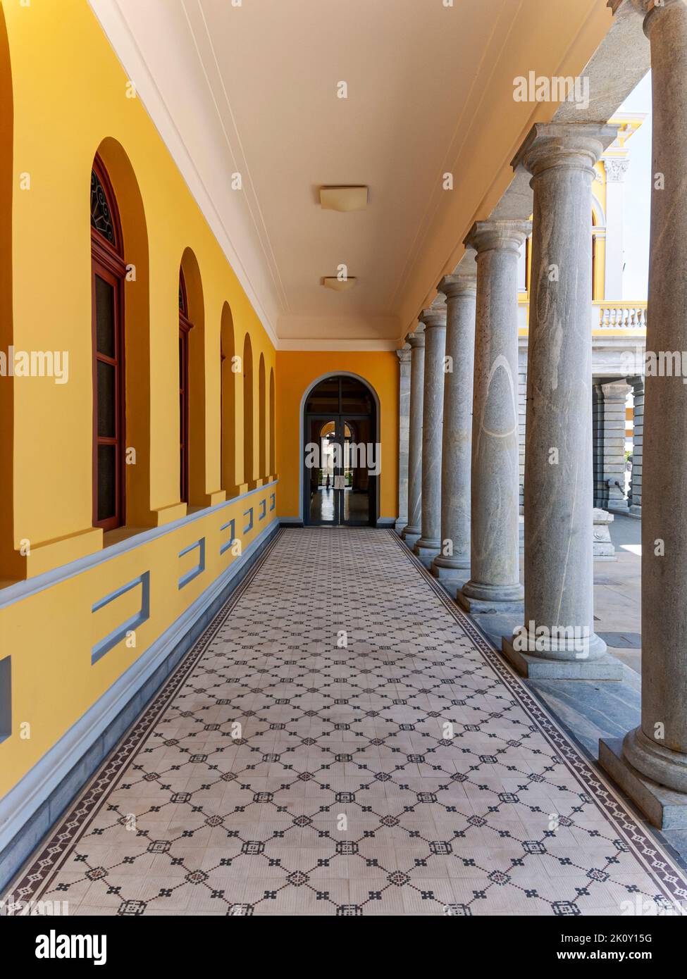 Corridor arch columns exterior hi-res stock photography and images - Alamy