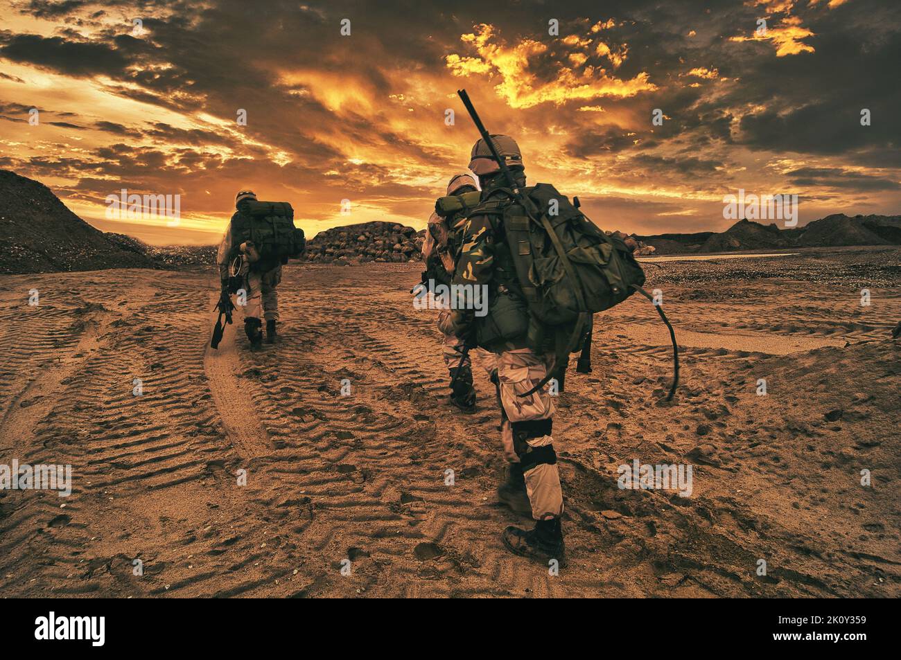 Army soldiers walking on hi-res stock photography and images - Alamy