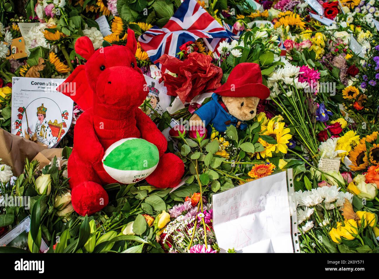 Floral tributes in London upon the death of Queen Elizabeth II Stock ...