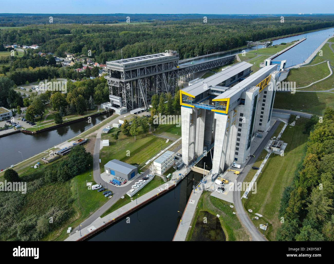 14 September 2022, Brandenburg, Niederfinow: The old (l) and the new (r ...